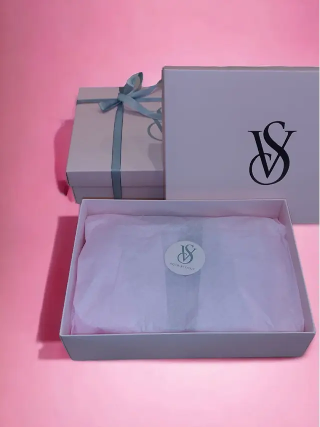 Рожева подарункова коробка Вікторія Сикрет середня